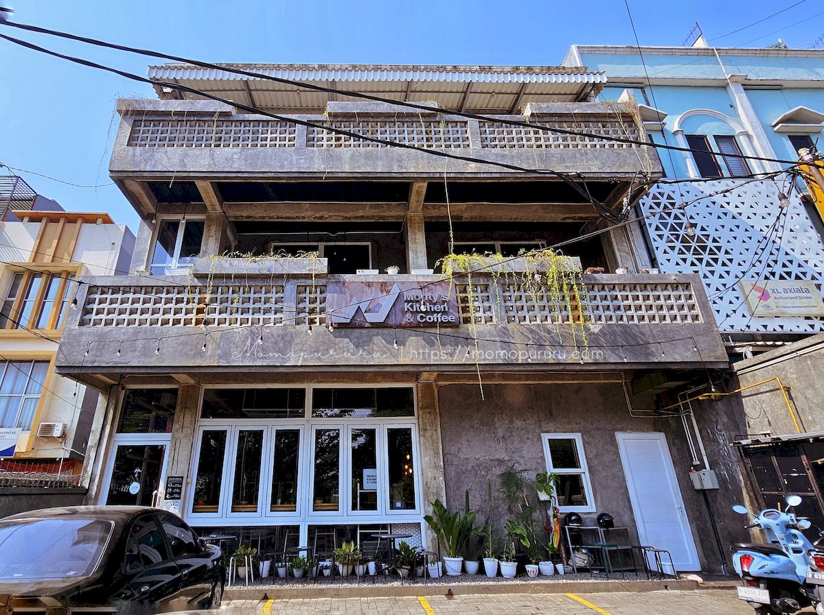 Monty's Kitchen Kafe Industrial yang Cozy Depok - Blog Traveling Keluarga Indonesia